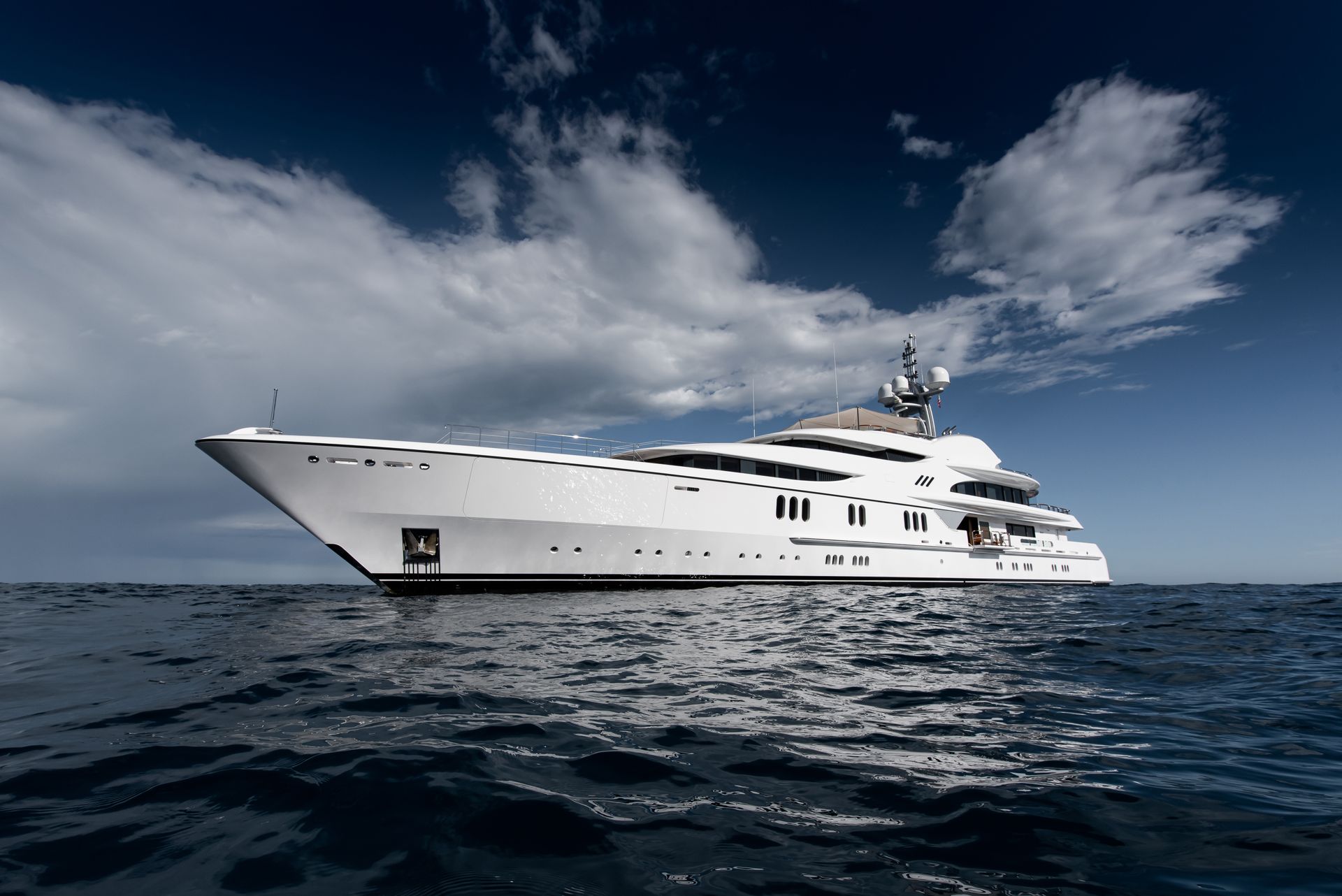 FIREBIRD yacht for charter (Feadship, 69.5m, 2007)